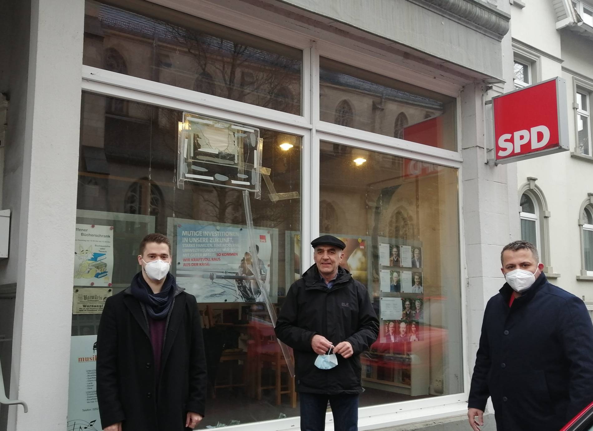 Stein tzrstört Scheibe des Vohwinkeler SPD-Bürgerbüros in Wuppertal