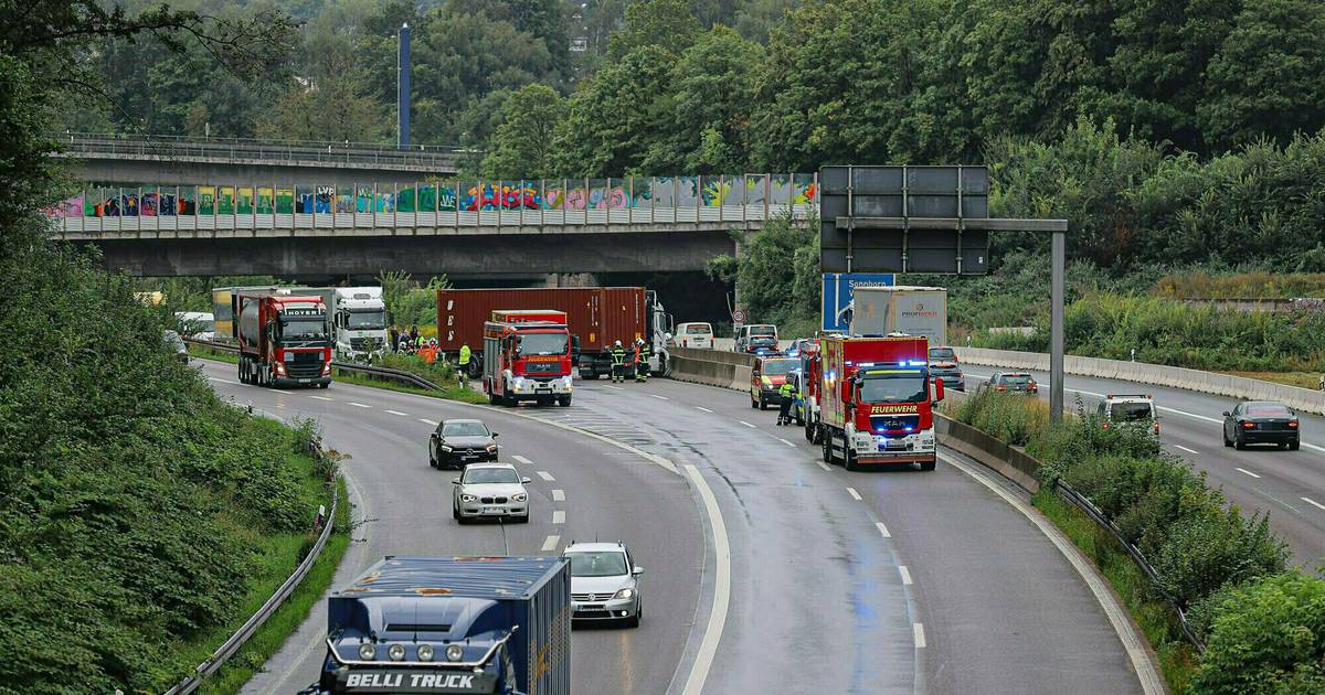 Langer Stau nach Lkw-Unfall auf der A46 in Wuppertal