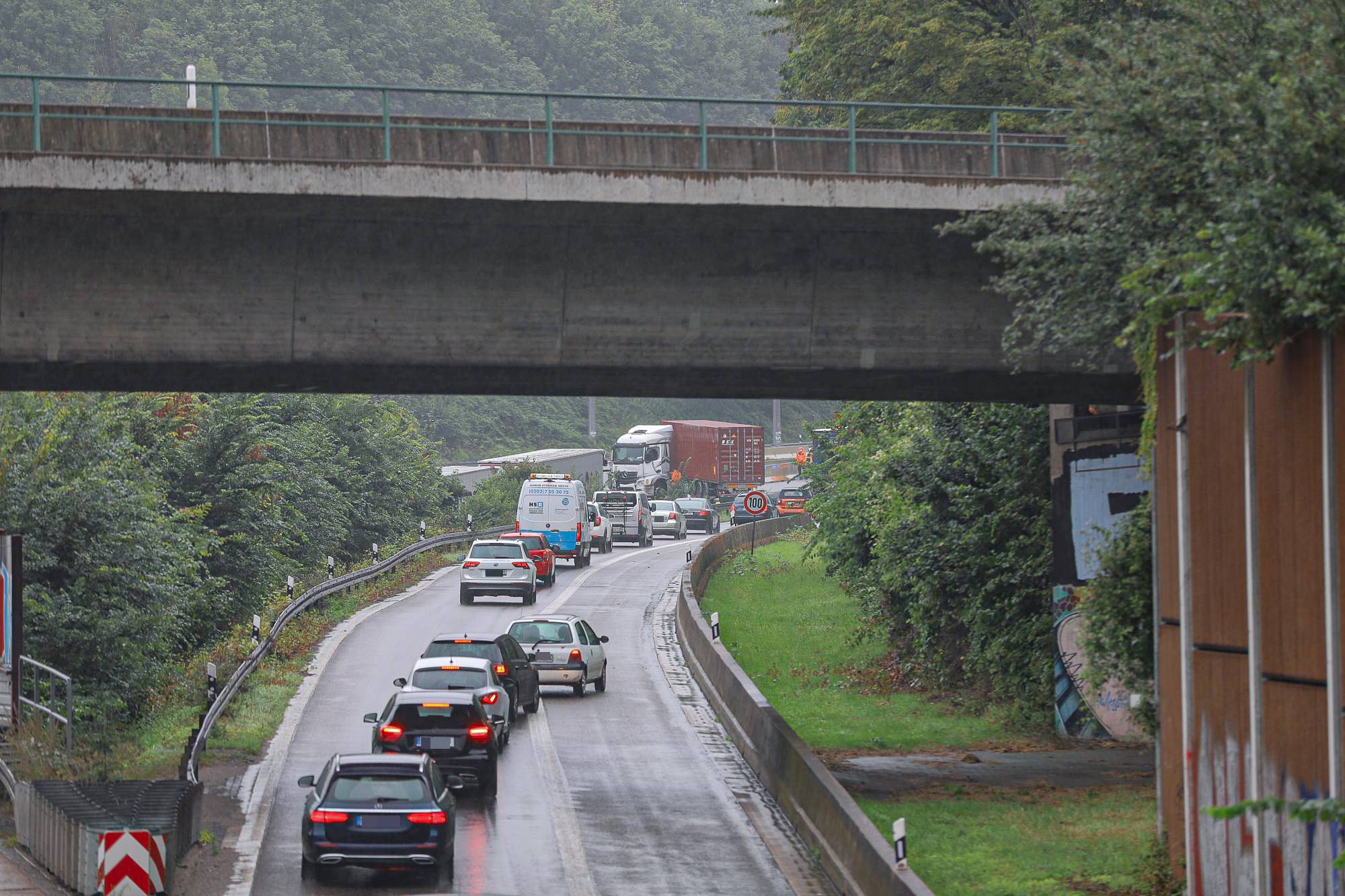 Langer Stau nach Lkw-Unfall auf der A46 in Wuppertal