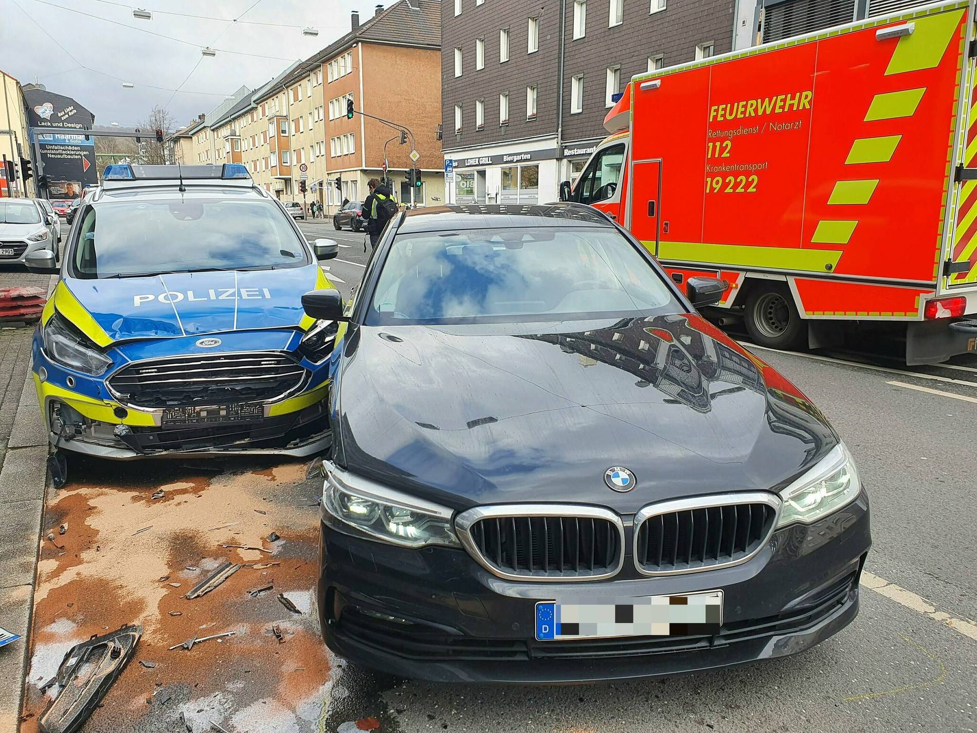 BMW kollidiert in Wuppertal mit Streifenwagen