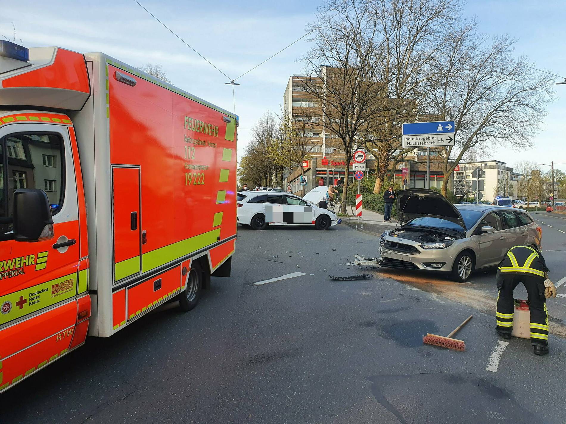 Zwei Verletzte nach Unfall auf Kreuzung in Wuppertal-Nächstebreck