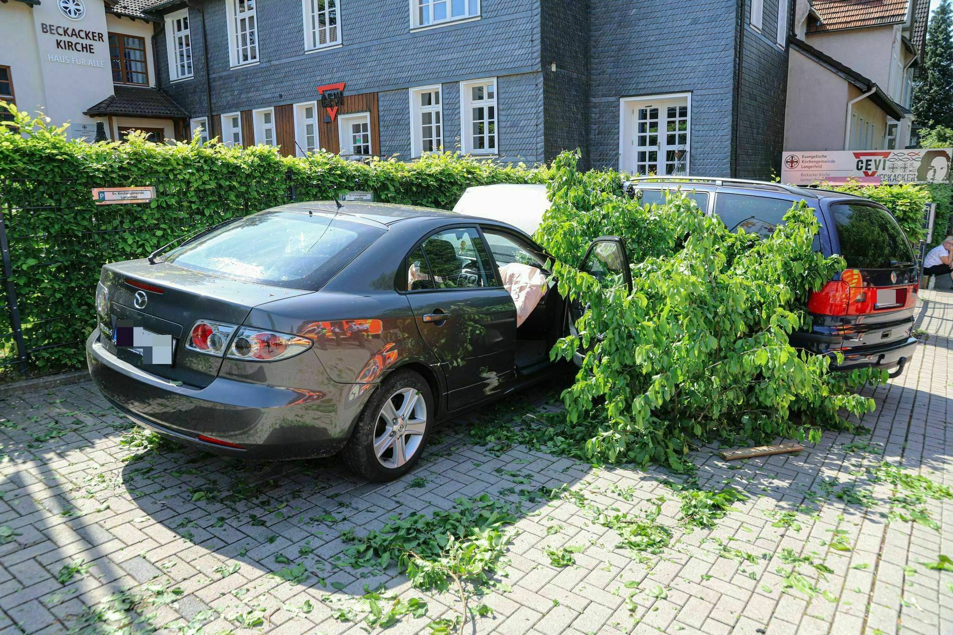 Wagen durchbricht Zäune und Hecken bei Unfall in Wuppertal-Langerfeld