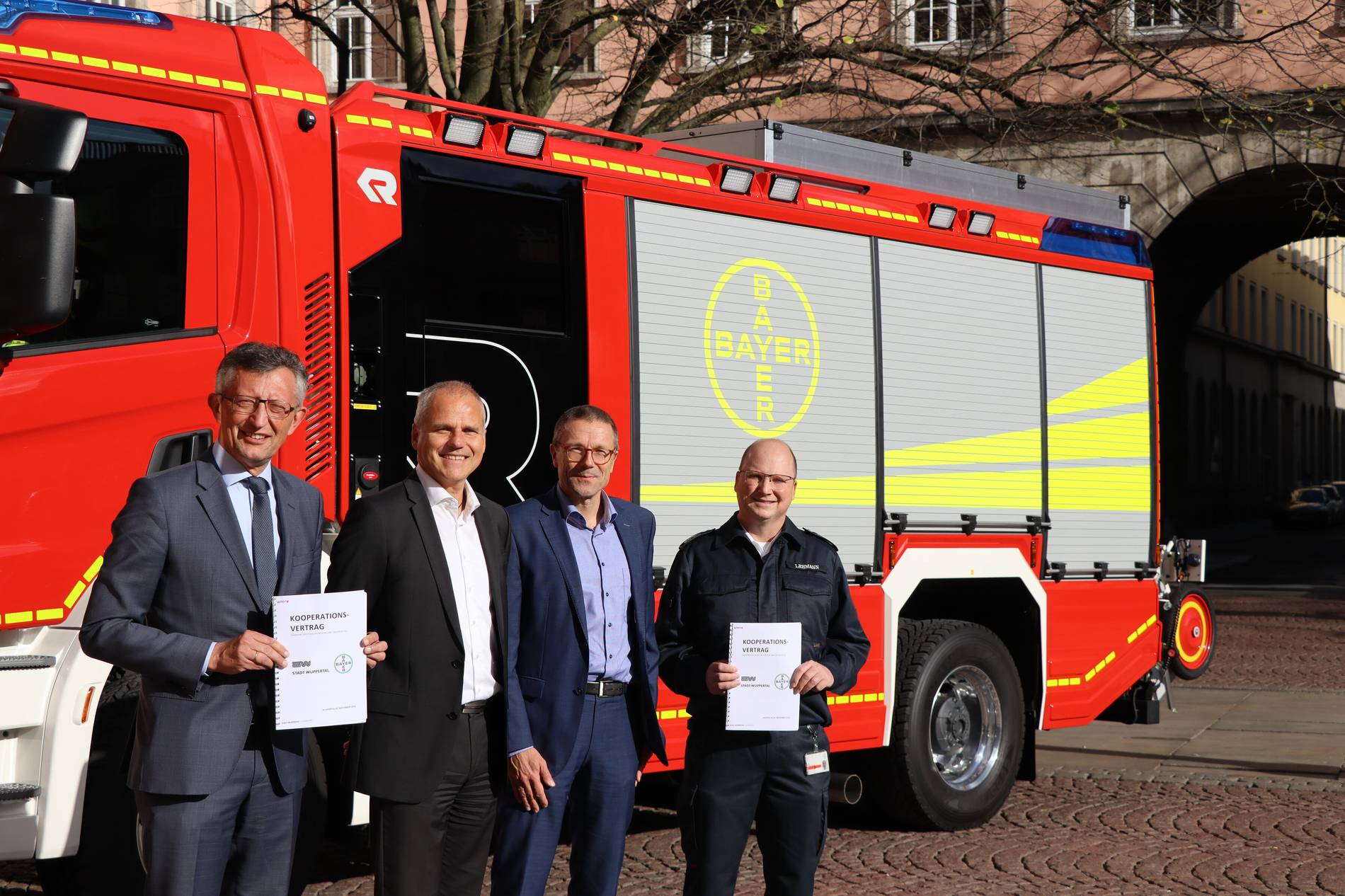 Feuerwehr: Stadt Wuppertal und Bayer AG erneuern Kooperation