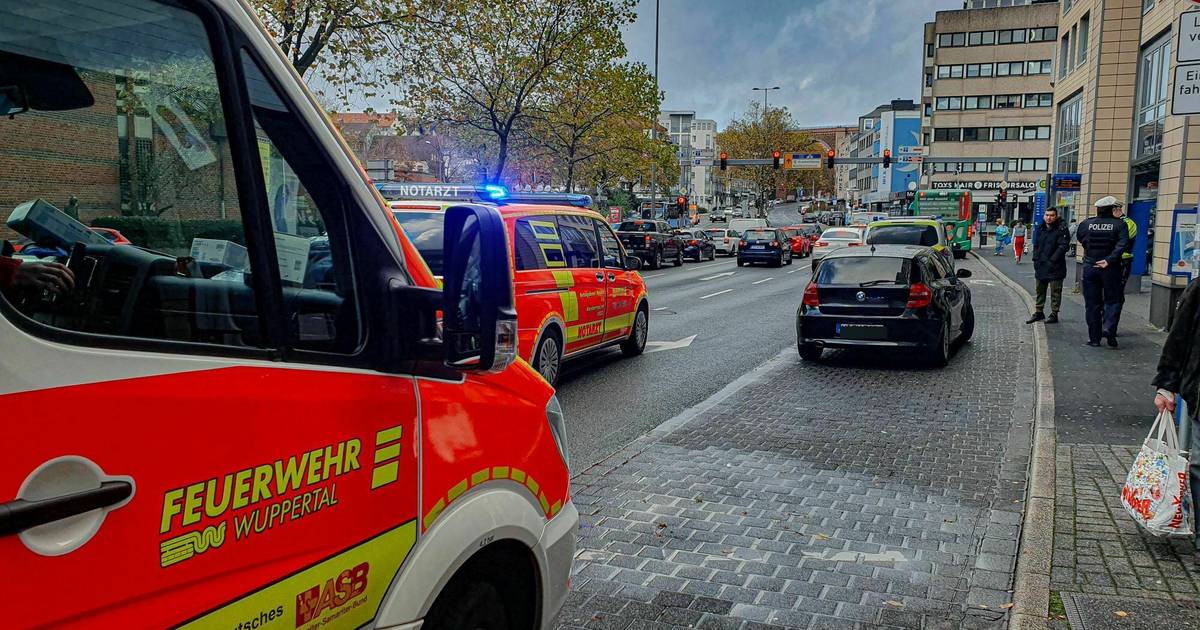 Fußgänger nach Unfall in Wuppertal-Barmen schwer verletzt