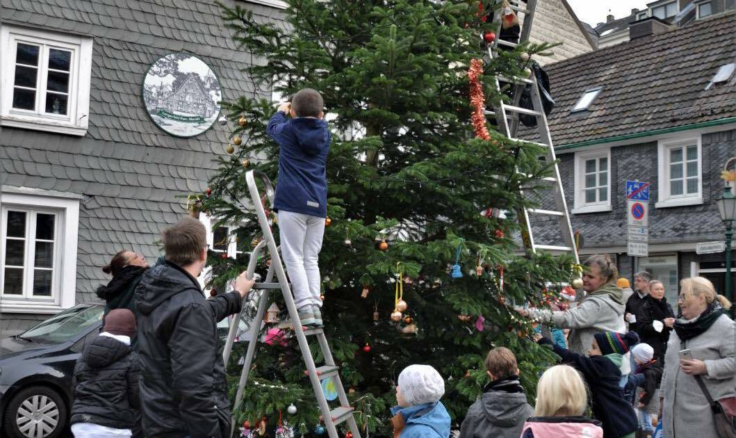 Wuppertal-Langerfeld: Weihnachtlich leuchtender Dorfplatz
