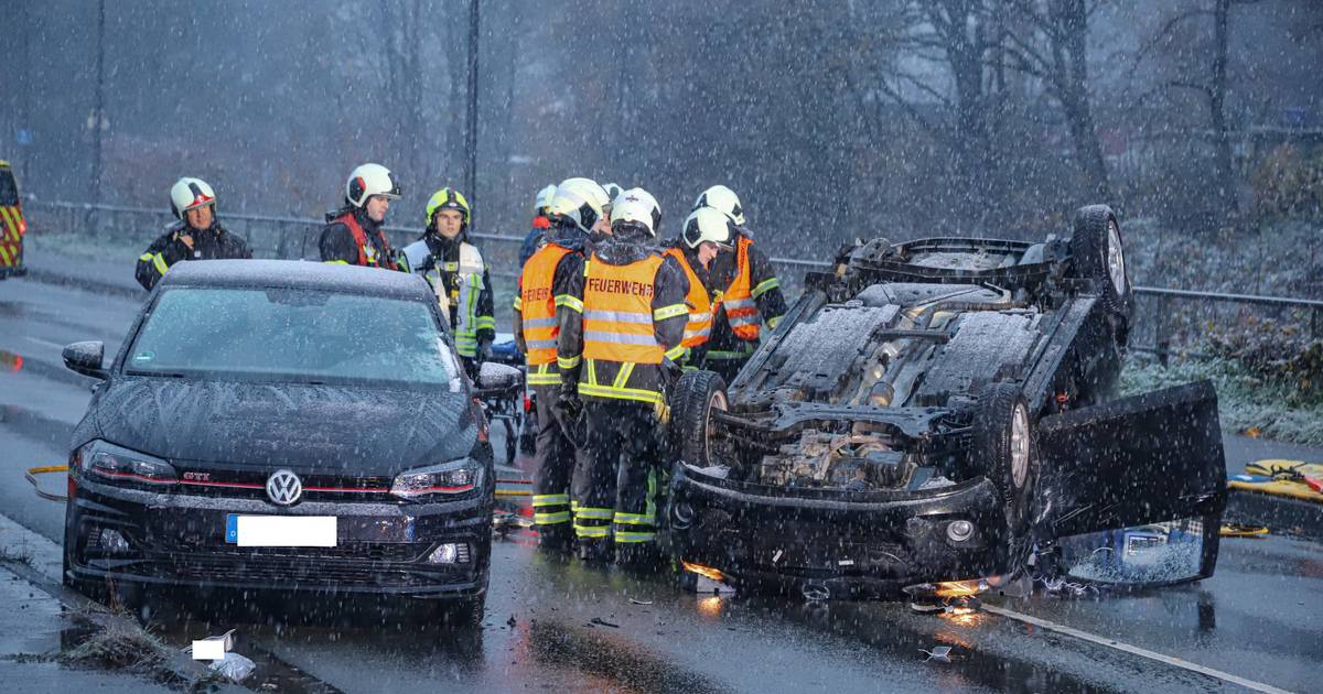 Pkw landet bei Unfall in Wuppertal auf dem Dach