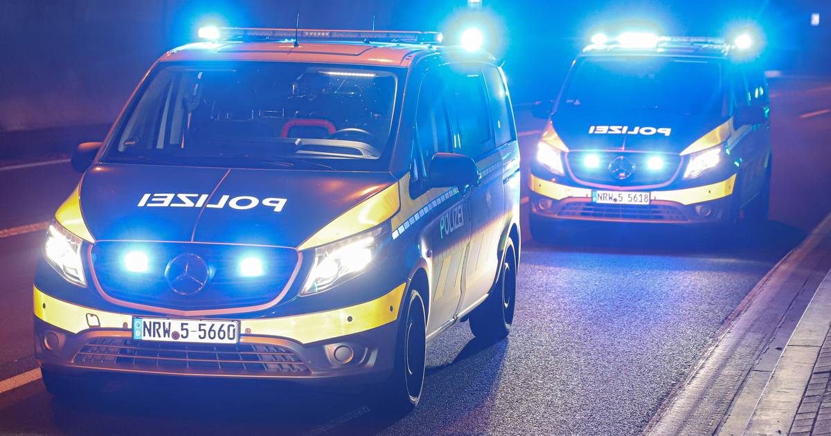 L74 bei Wuppertal: BMW landet auf dem Dach
