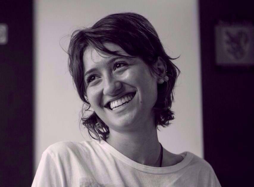 Langerfelder Bandfabrik: Camila Ronza unterm Kirschbaum