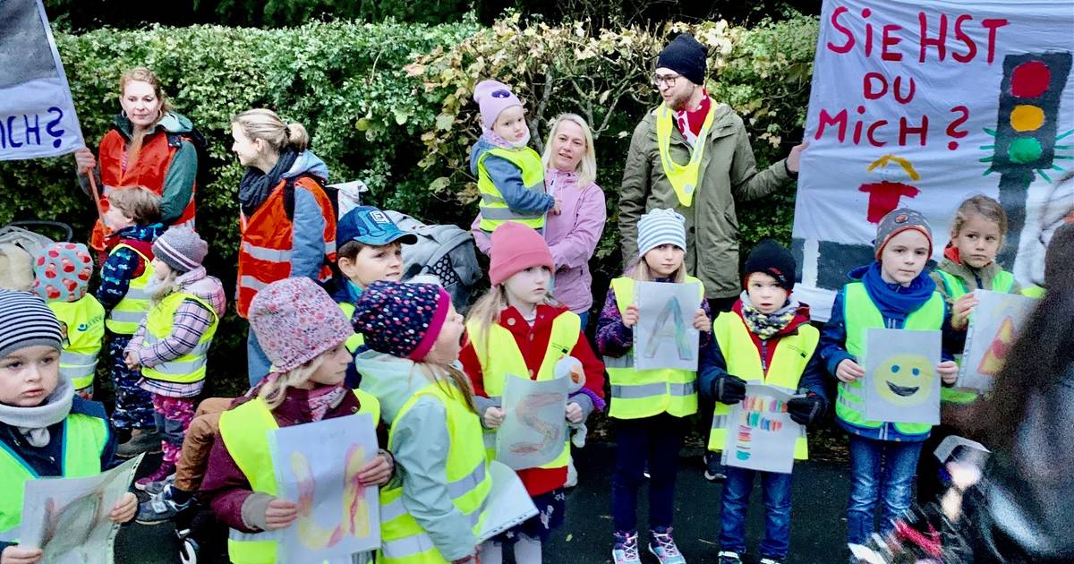 Dunkle Jahreszeit: 1.800 Warnwesten für Kinder in Wuppertal