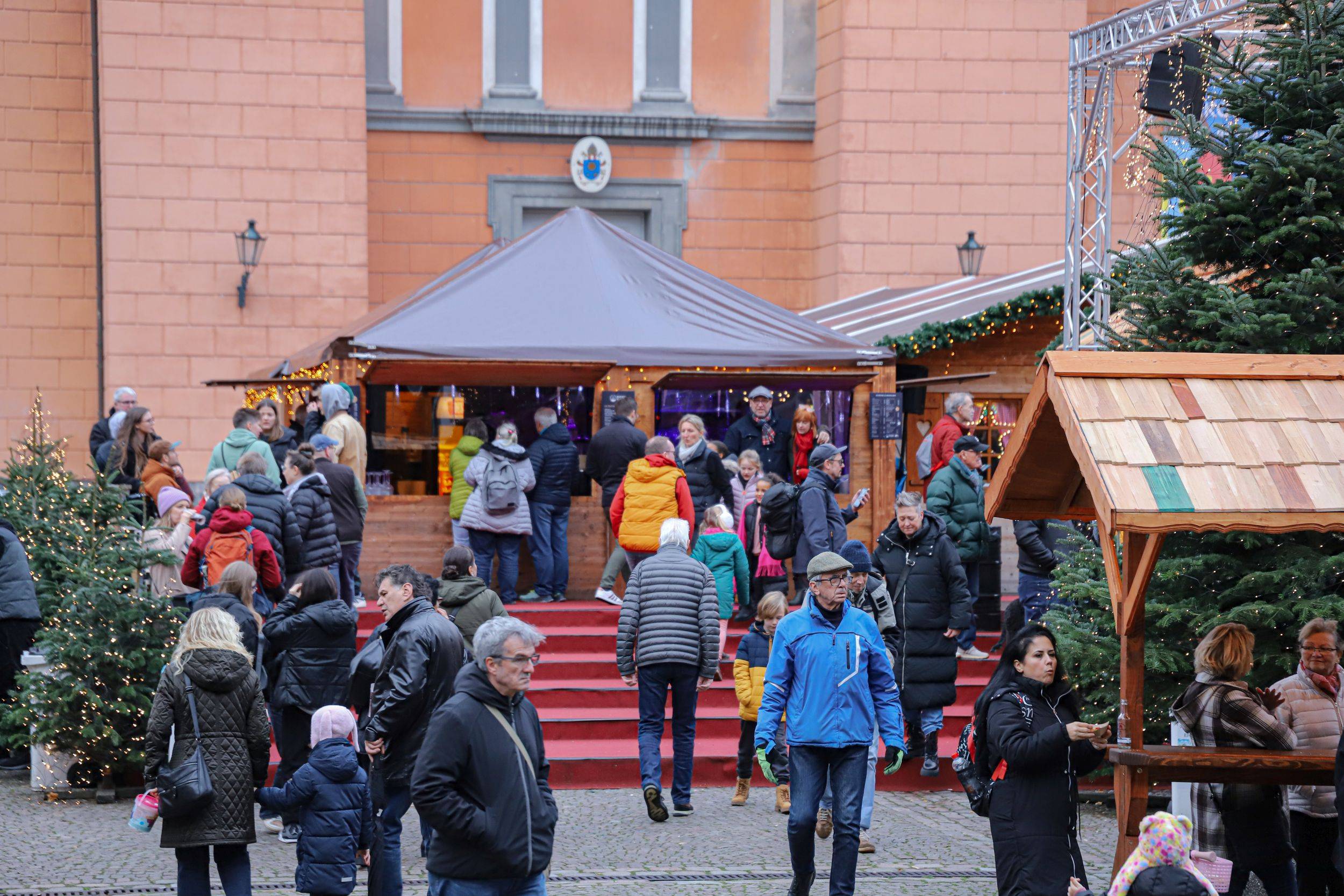 Bilder: Eislaufbahn auf dem Wuppertaler Laurentiusplatz