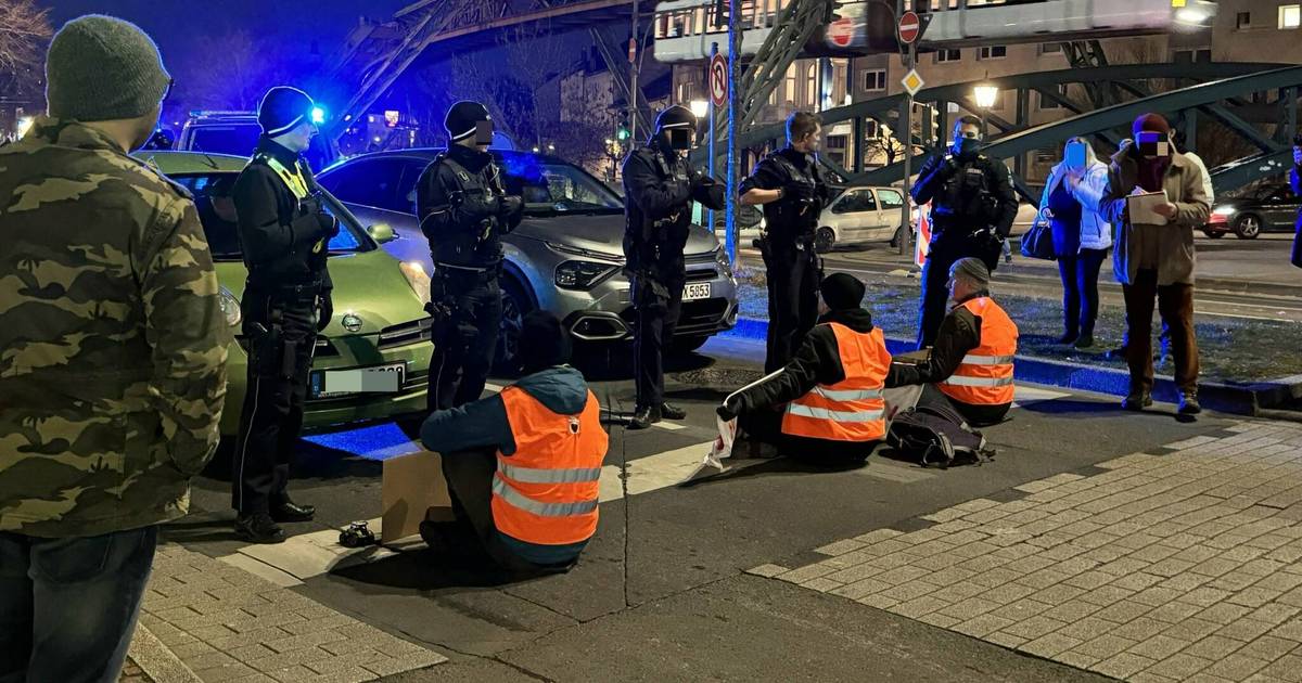„Letzte Generation“ blockiert B7 in Wuppertal-Barmen