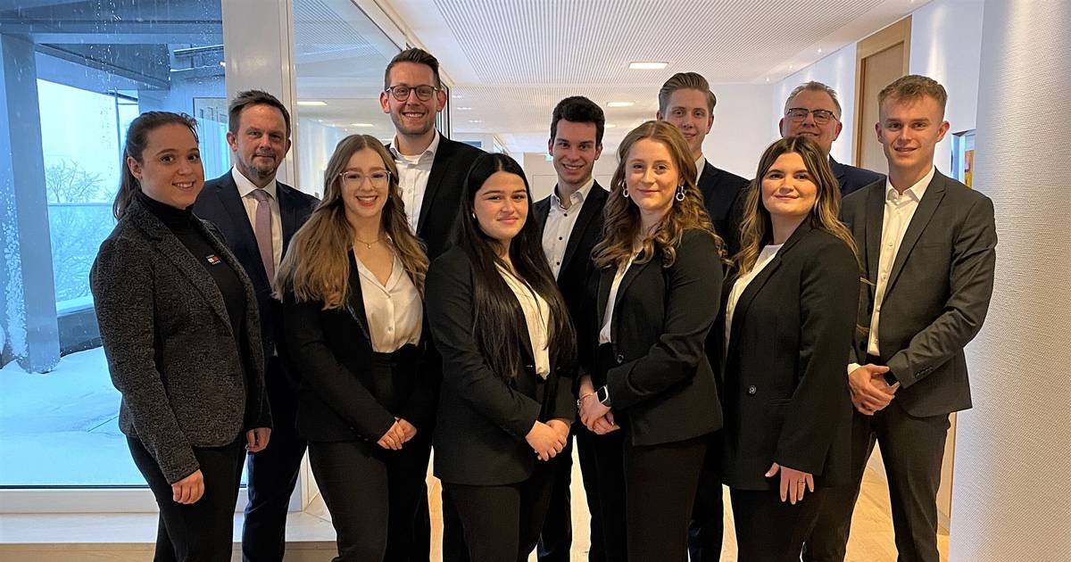 Volksbank im Bergischen: Acht Azubis sind nun Bankkaufleute