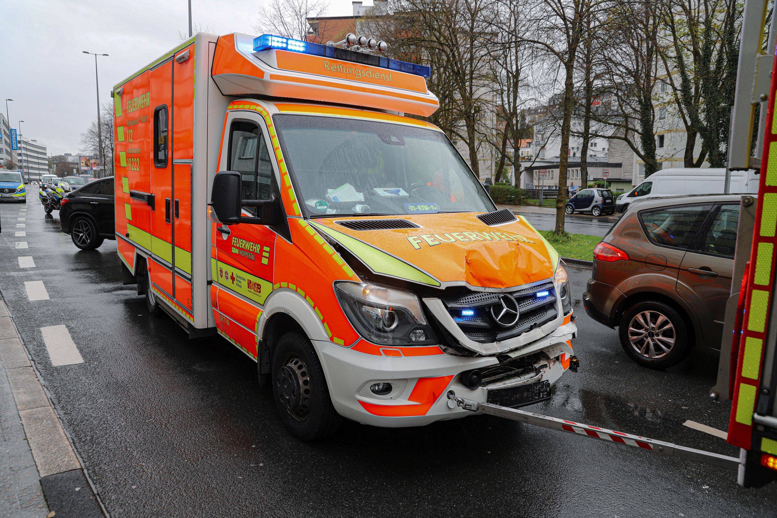 Elegantes Unflle Mit Rettungswagen Bilder