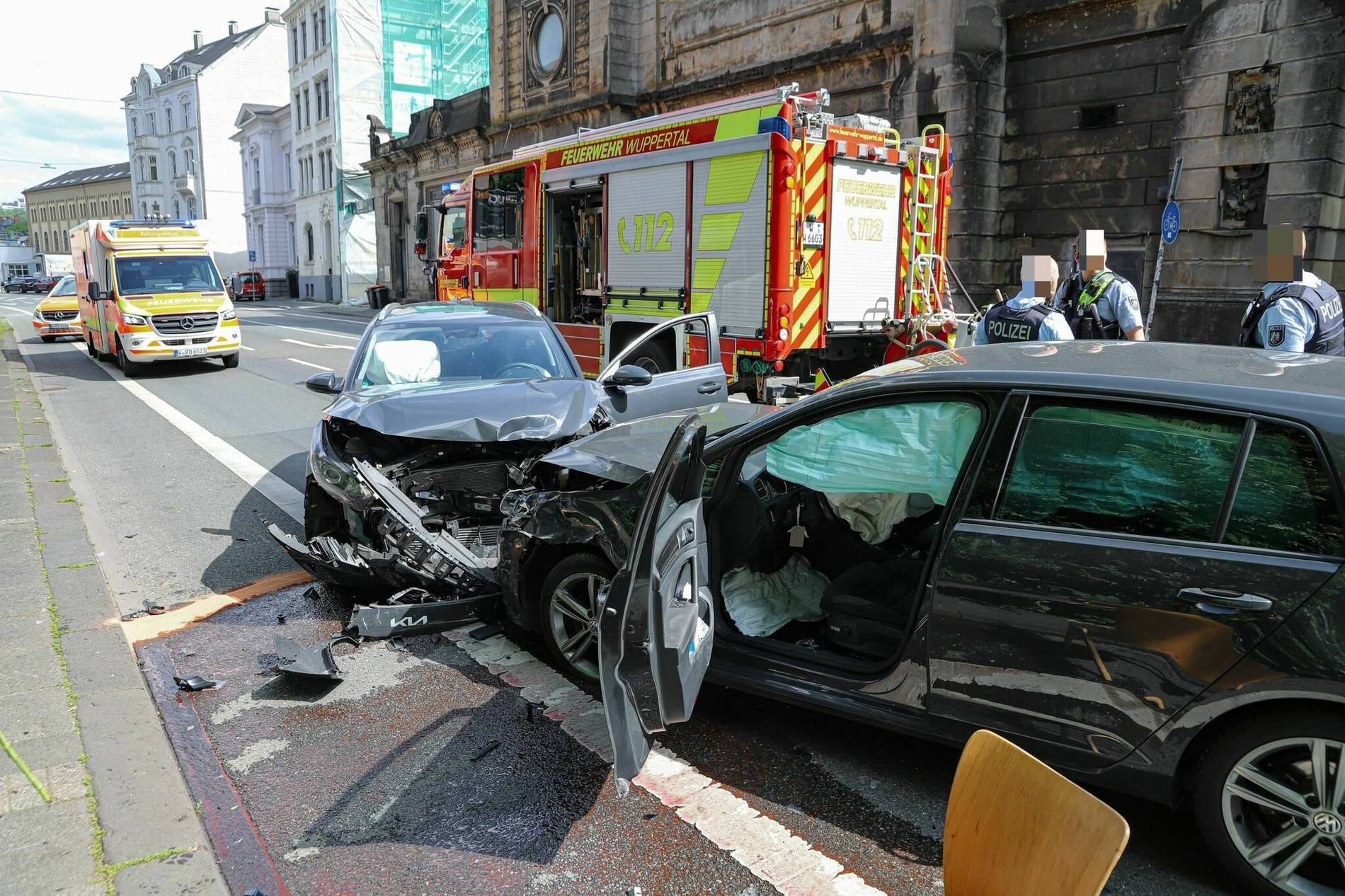 Drei Verletzte nach Unfall auf der B7 in Wuppertal