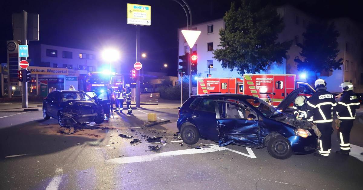 Wohl Rotlicht missachtet: Unfall auf Kreuzung in Wuppertal