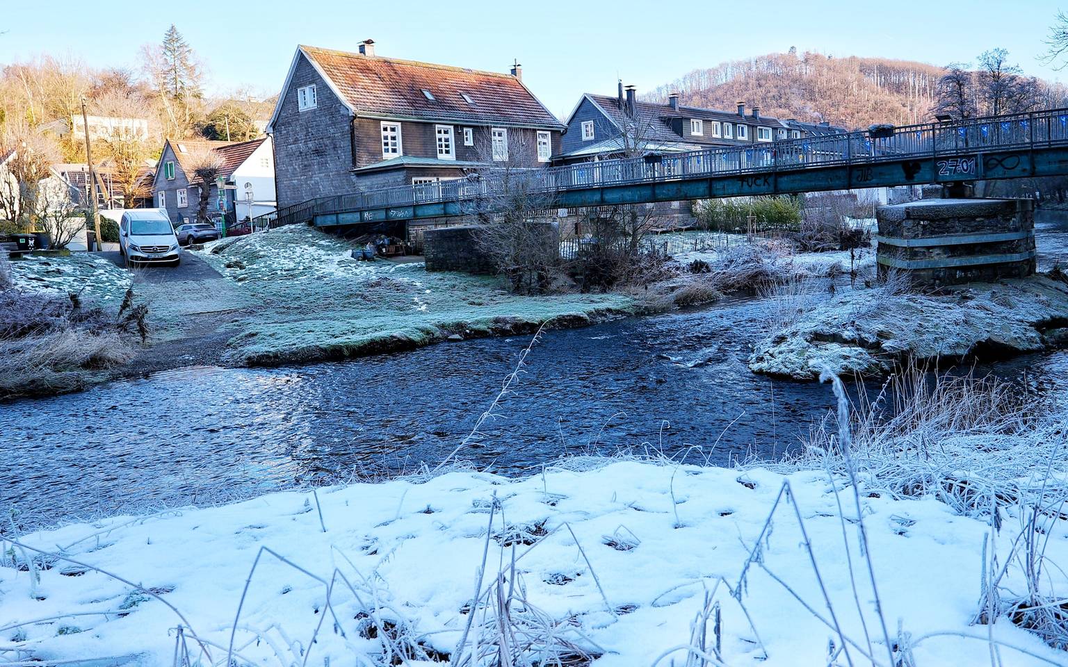 Lagerhalle in Wuppertal-Langerfeld brennt in voller Ausdehnung
