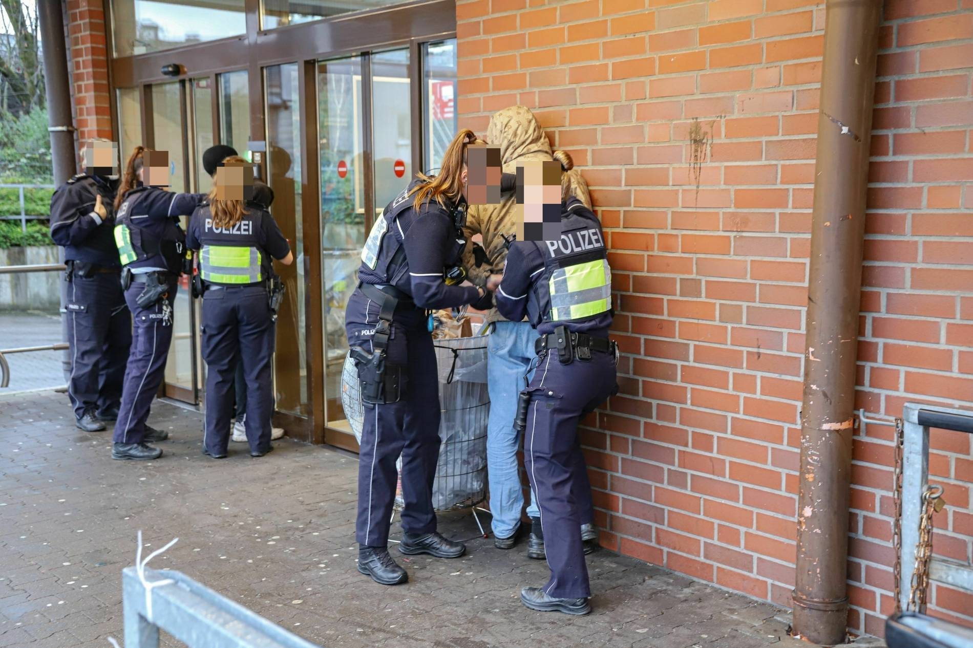 Polizei nimmt zwei mutmaßliche Transporter-Diebe fest