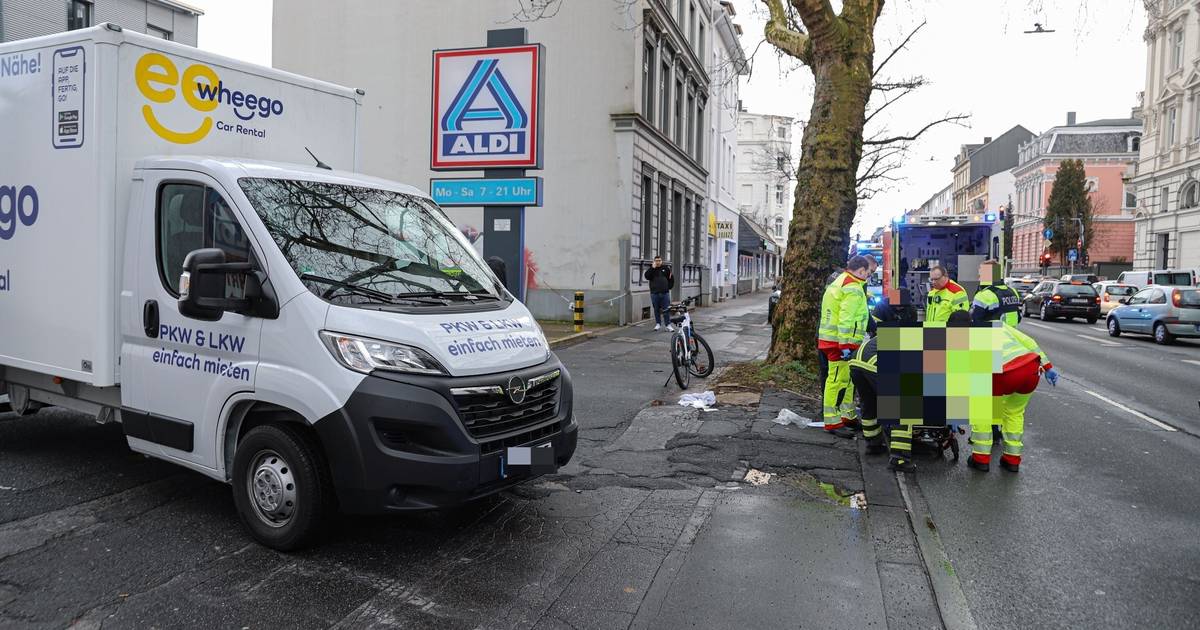 Unfall auf dem Gehweg an der B7 in Wuppertal-Unterbarmen