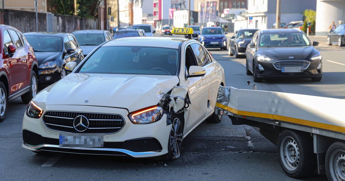 Bilder: Taxi in Wuppertal von Anhänger erheblich beschädigt