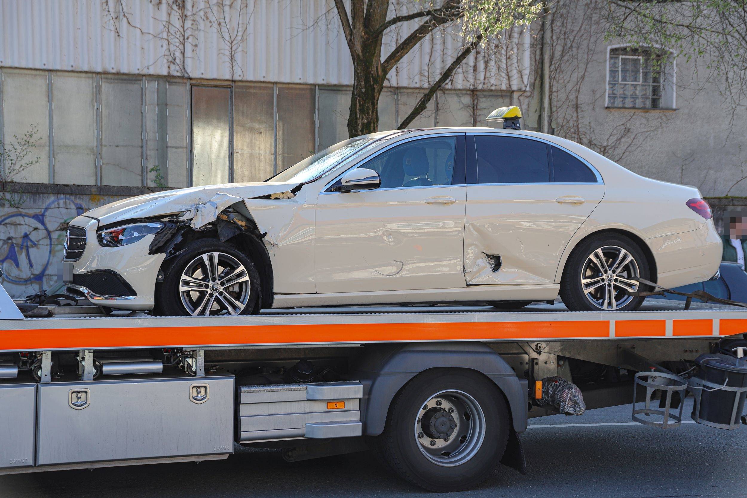Bilder: Taxi in Wuppertal von Anhänger erheblich beschädigt