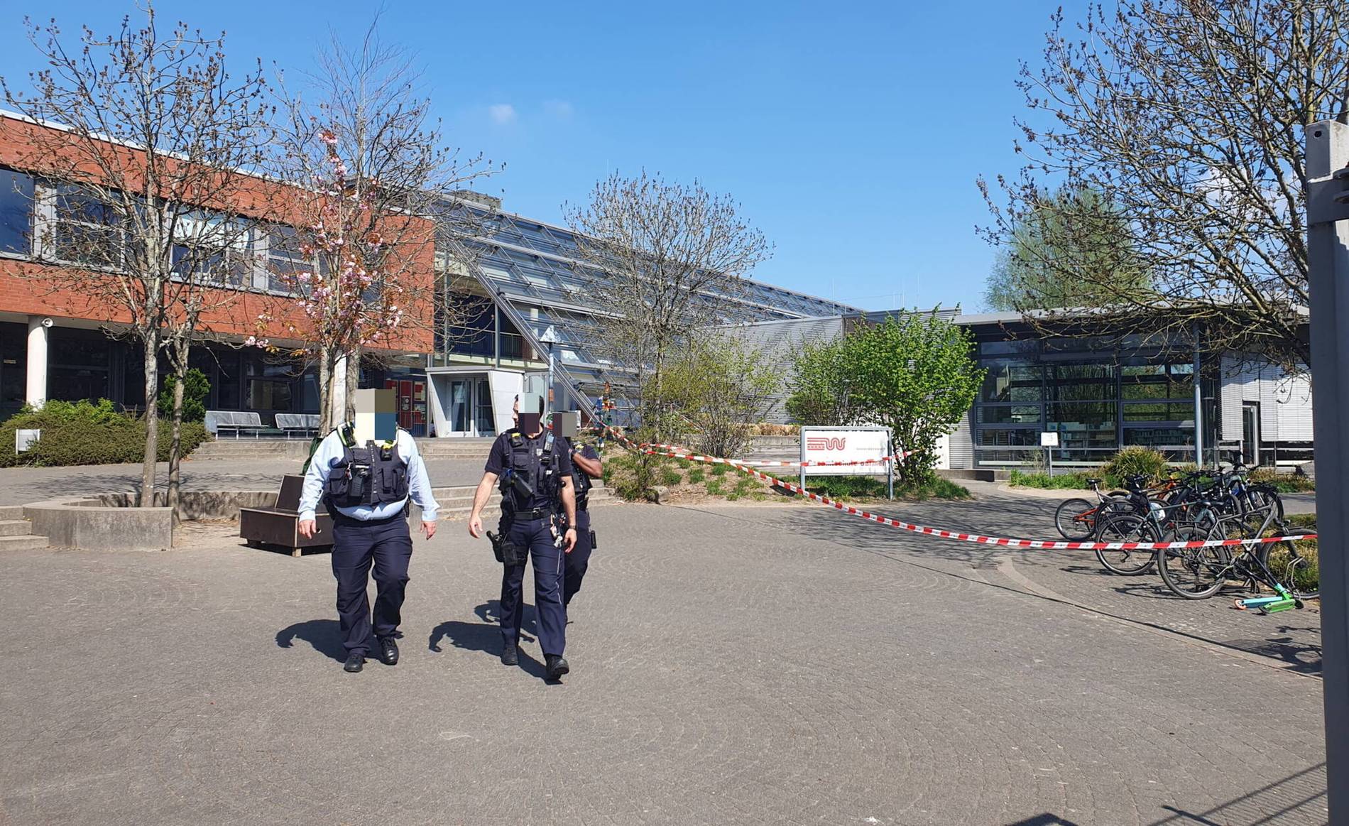 Ermittlungen nach Schüssen auf Gesamtschule Wuppertal-Barmen
