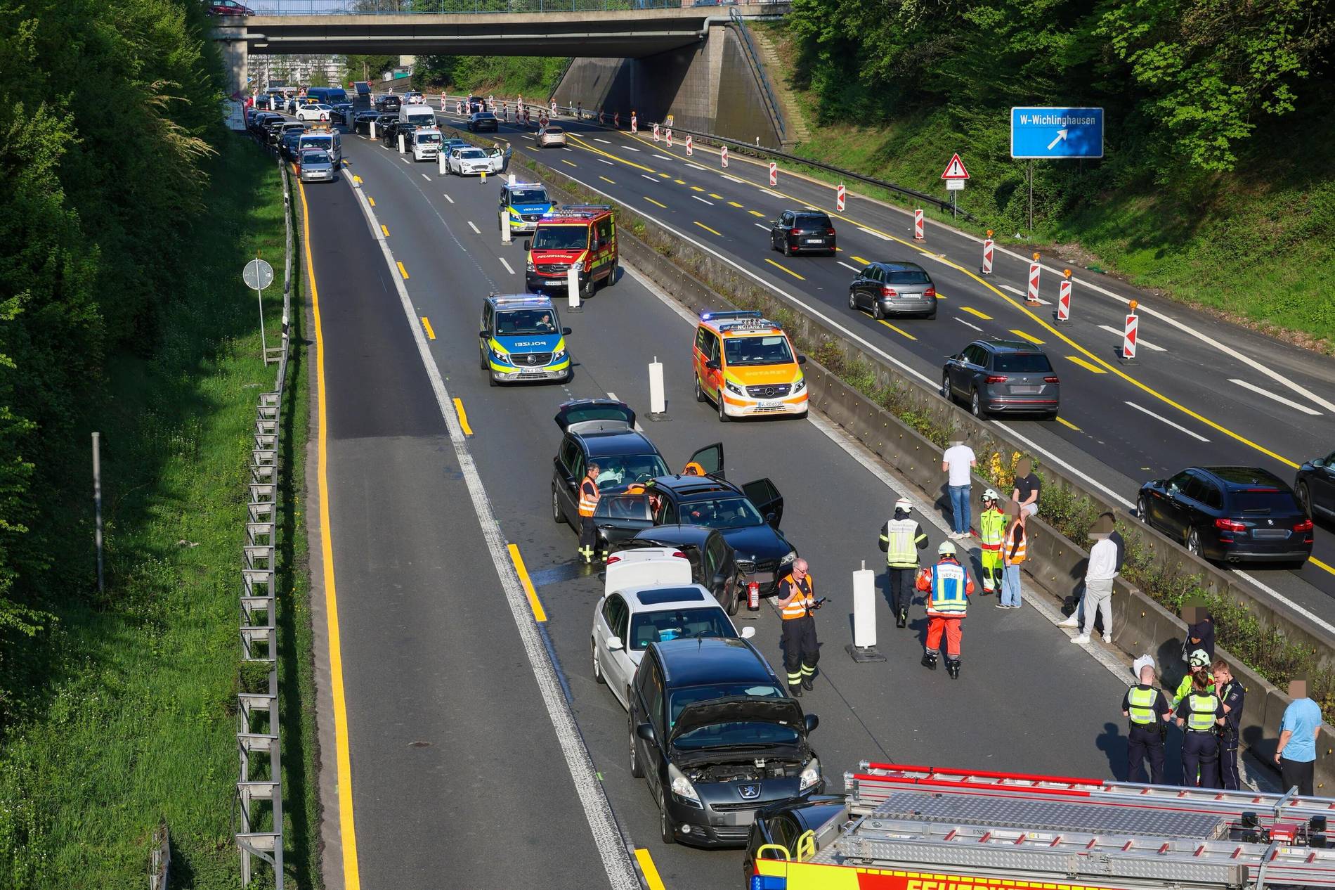 Vollsperrung der A46 in Wuppertal nach Unfall mit sechs Autos