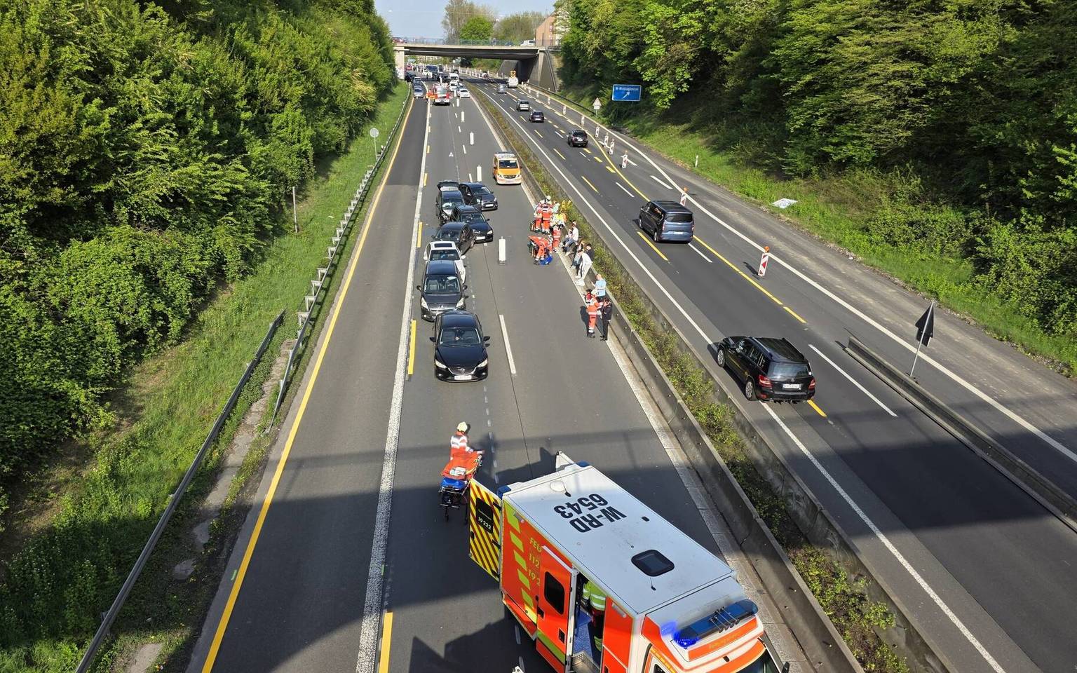 Vollsperrung der A46 in Wuppertal nach Unfall mit sechs Autos