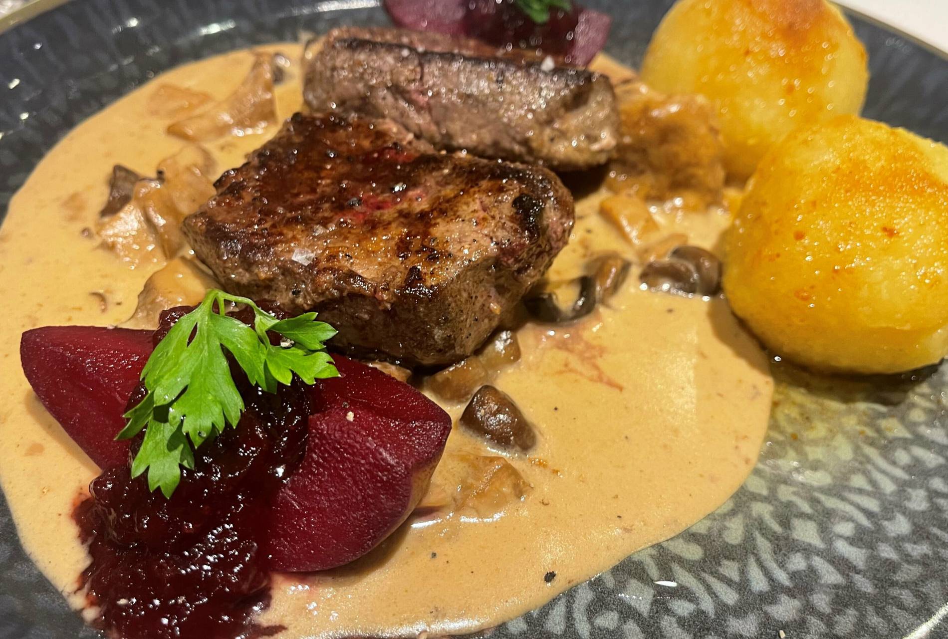 „Goldenes W“: Viel Gastlichkeit im Restaurant „Neue Welt“