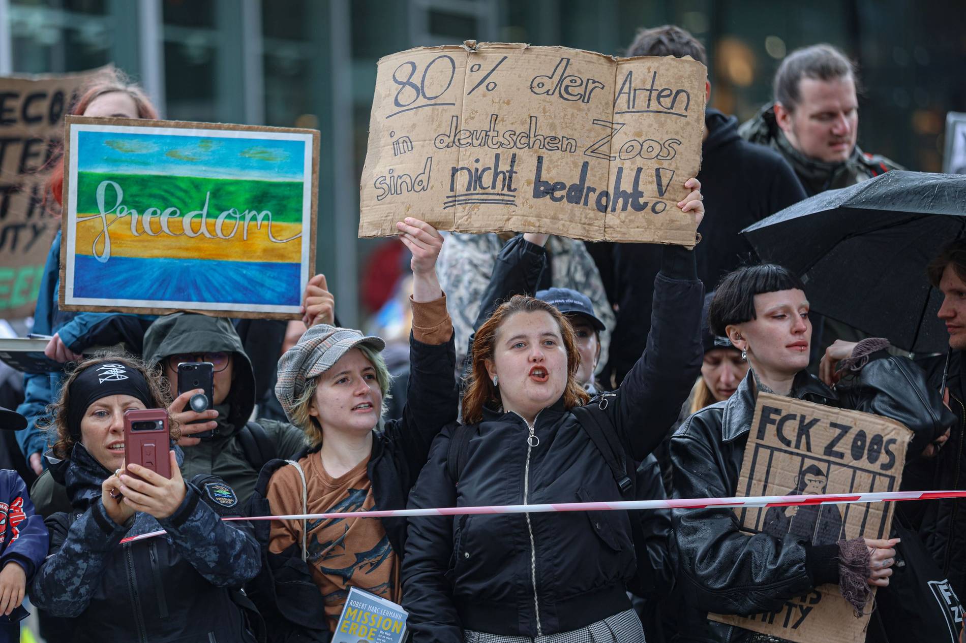 Bilderstrecke: Anti-Zoo-Demo mit Robert Marc Lehmann