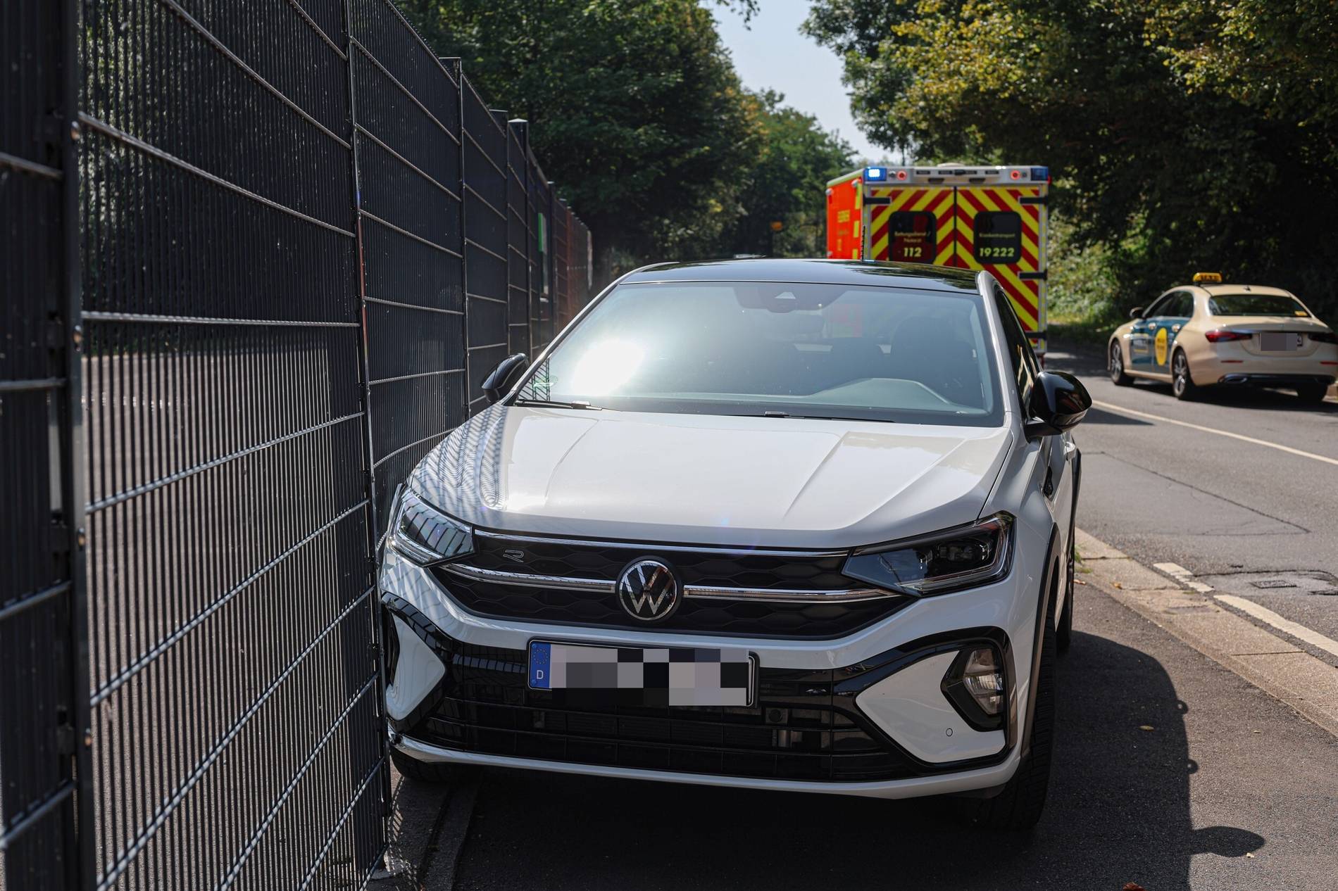 Mit Auto in Wuppertal-Heckinghausen gegen Zaun
