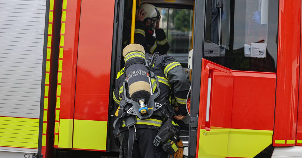 A46: Auto in Flammen, Schwebebahn-Betrieb eingestellt