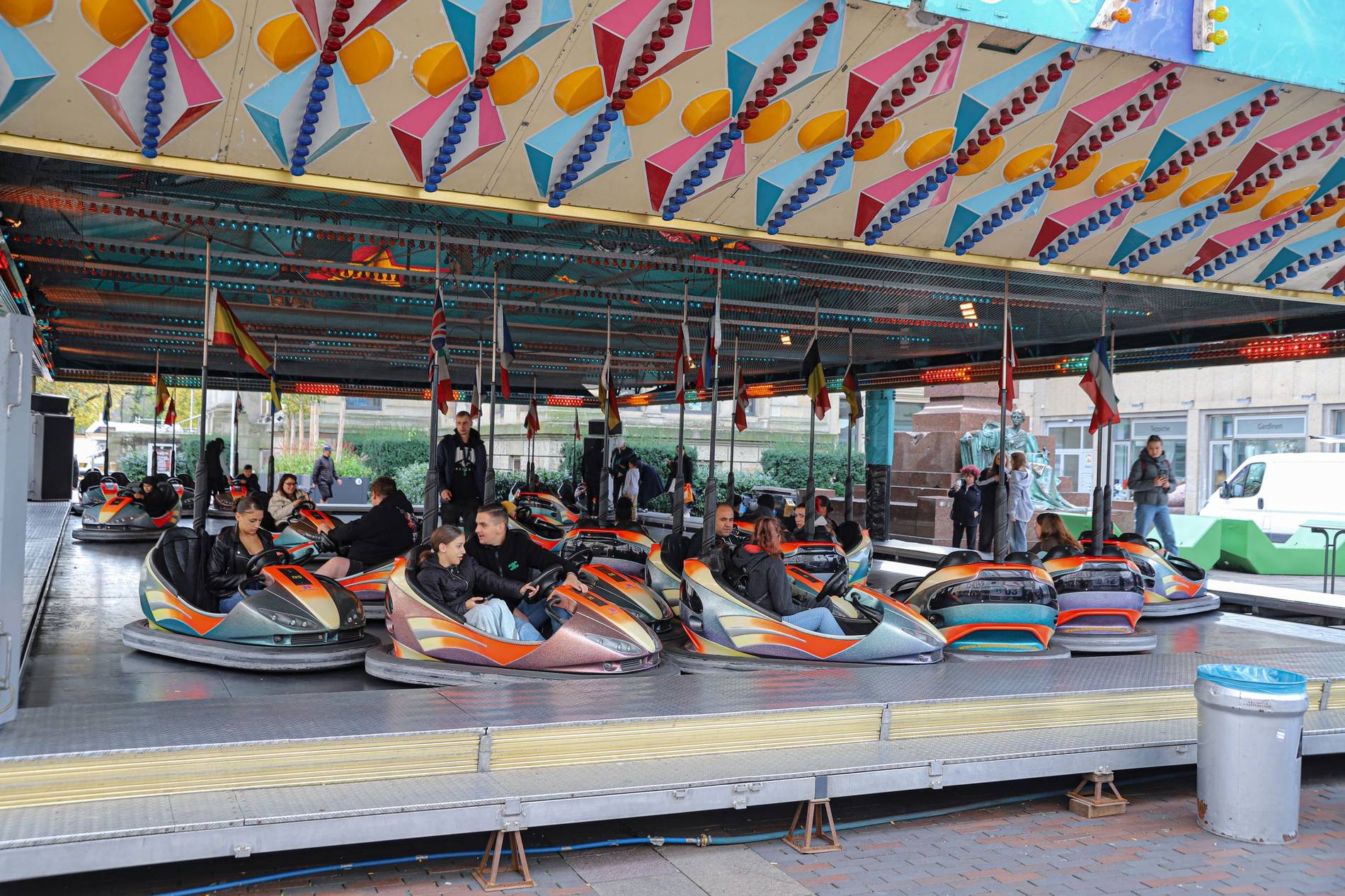 Große Lichterzauber-Kirmes in der Barmer City