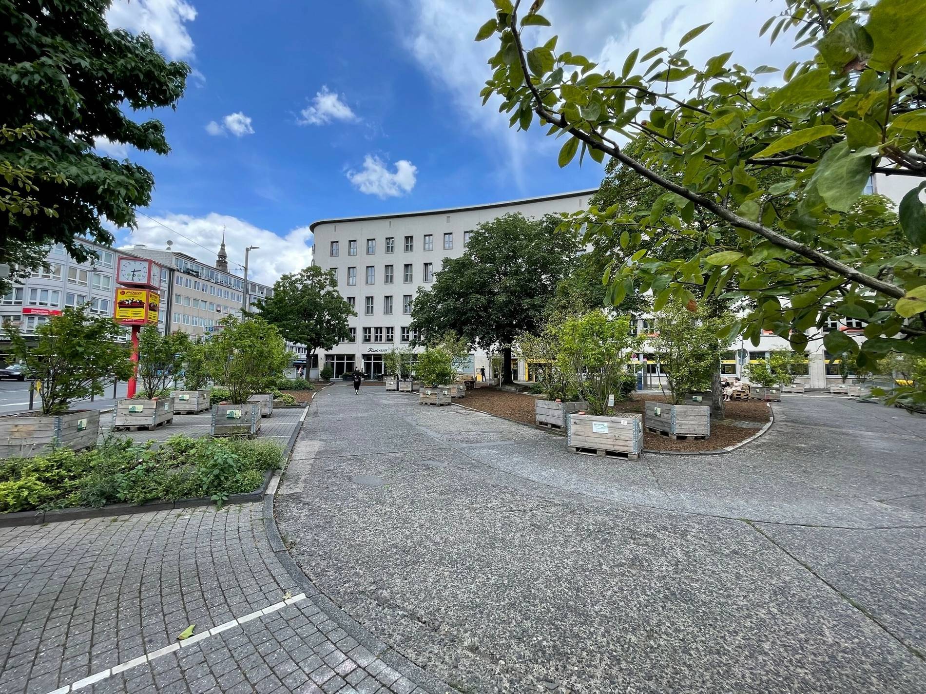 Mehr als 1.000 BHs auf dem Wuppertaler Platz am Kolk