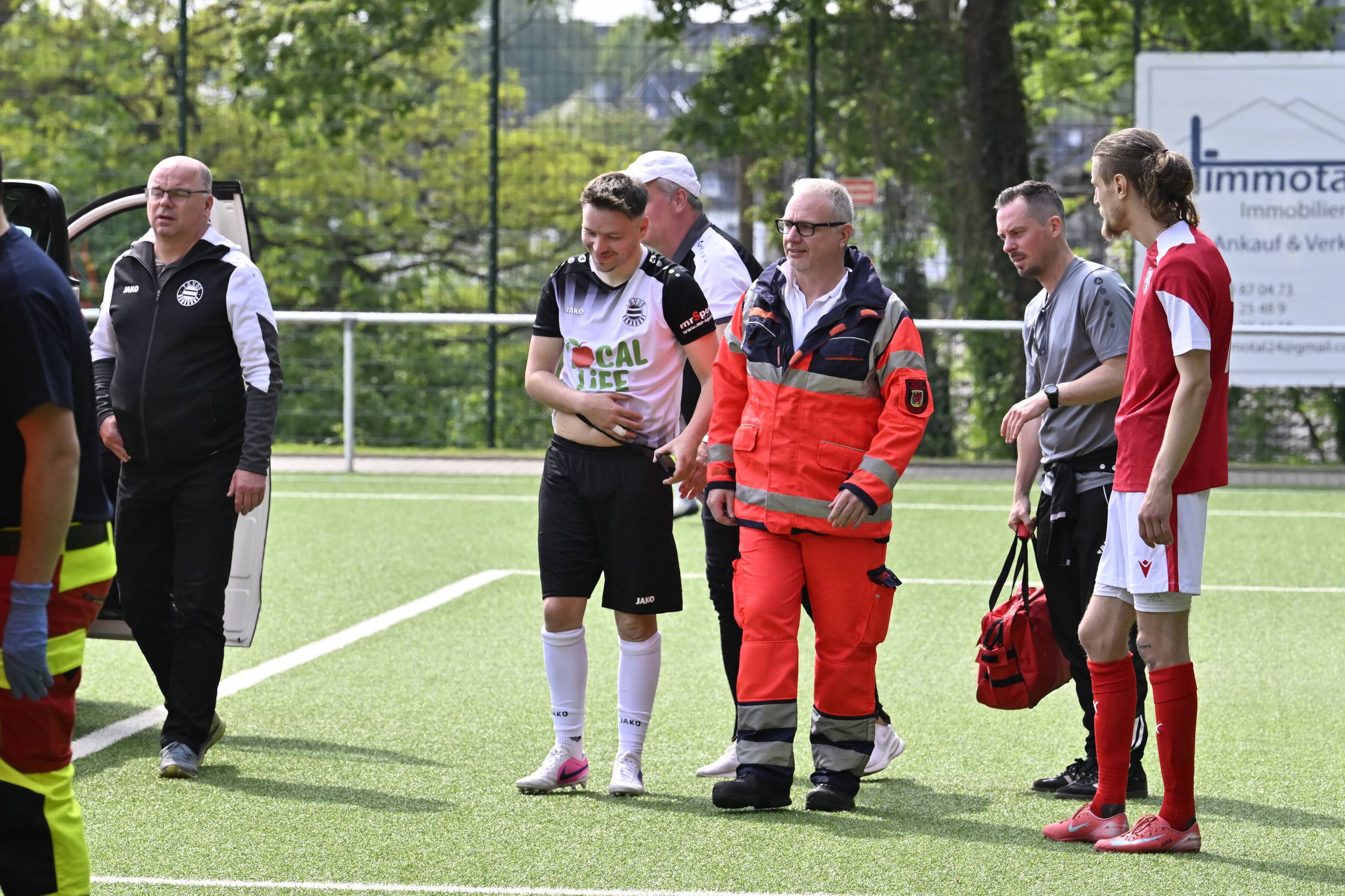 Bilder: Krankenwagen auf dem Rotter Sportplatz