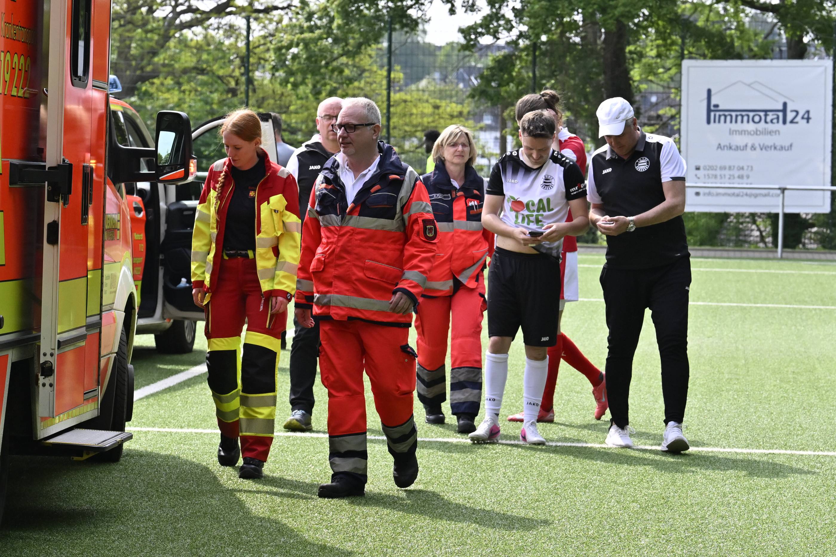 Bilder: Krankenwagen auf dem Rotter Sportplatz