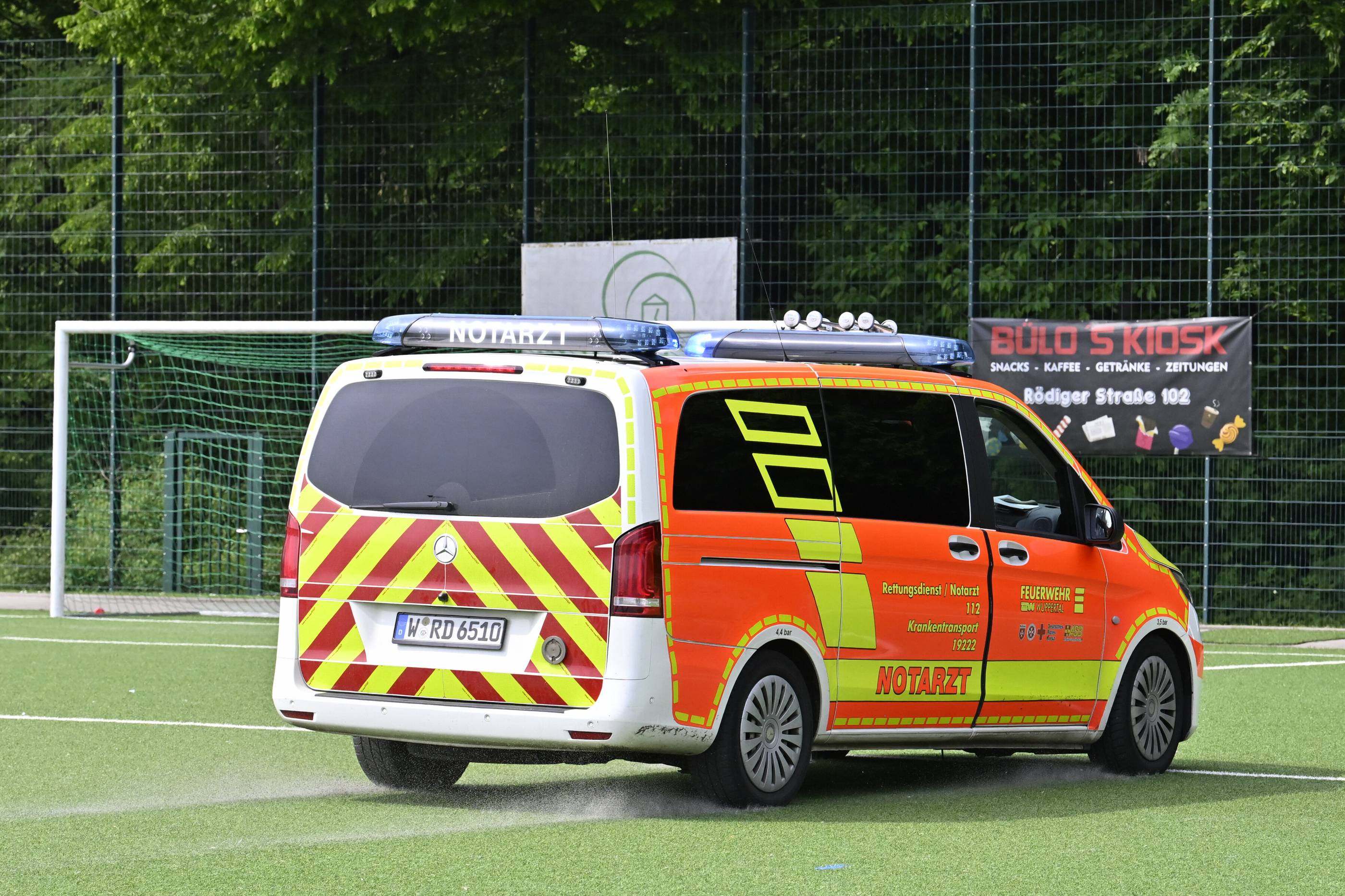 Bilder: Krankenwagen auf dem Rotter Sportplatz