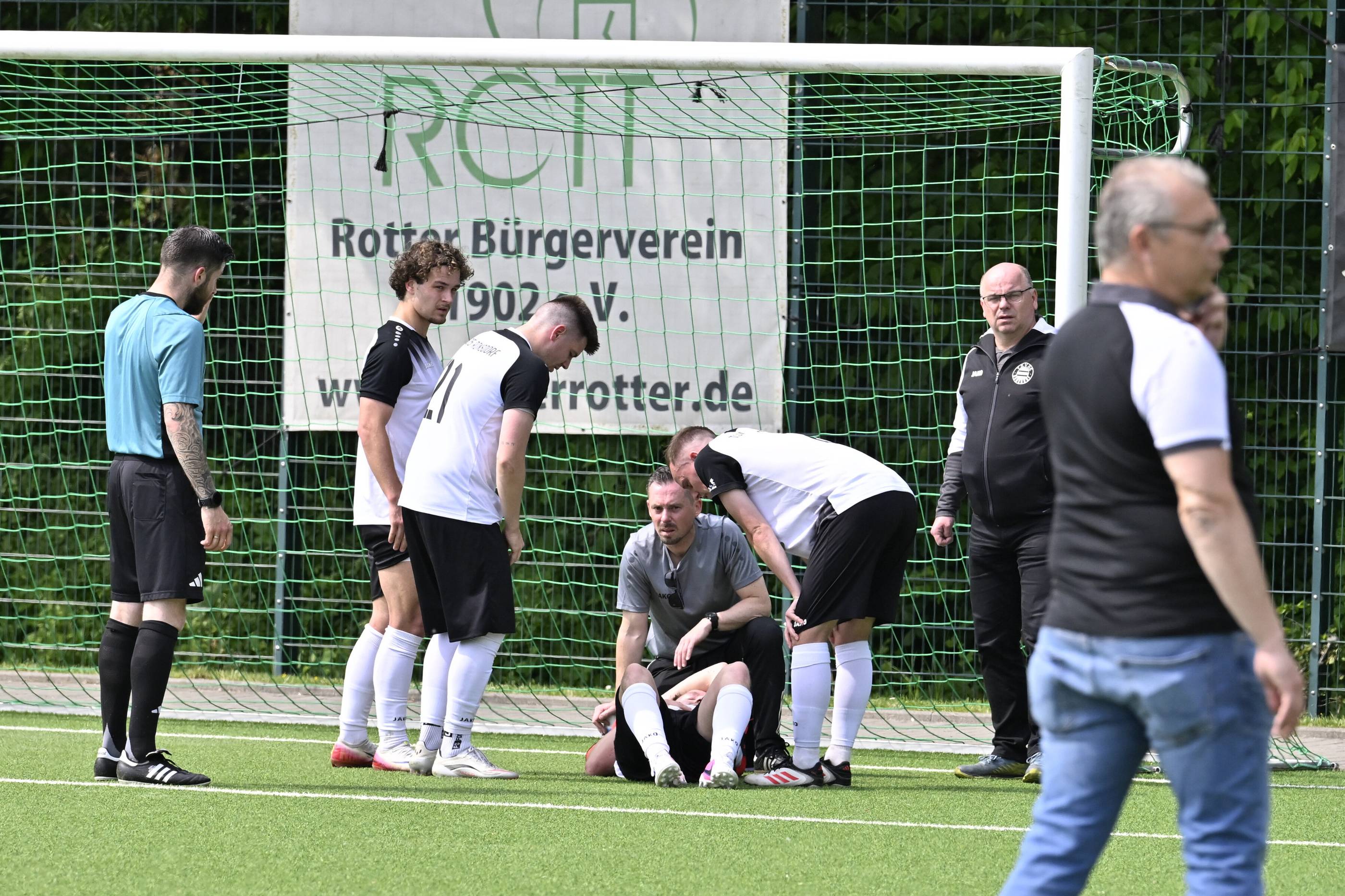 Bilder: Krankenwagen auf dem Rotter Sportplatz