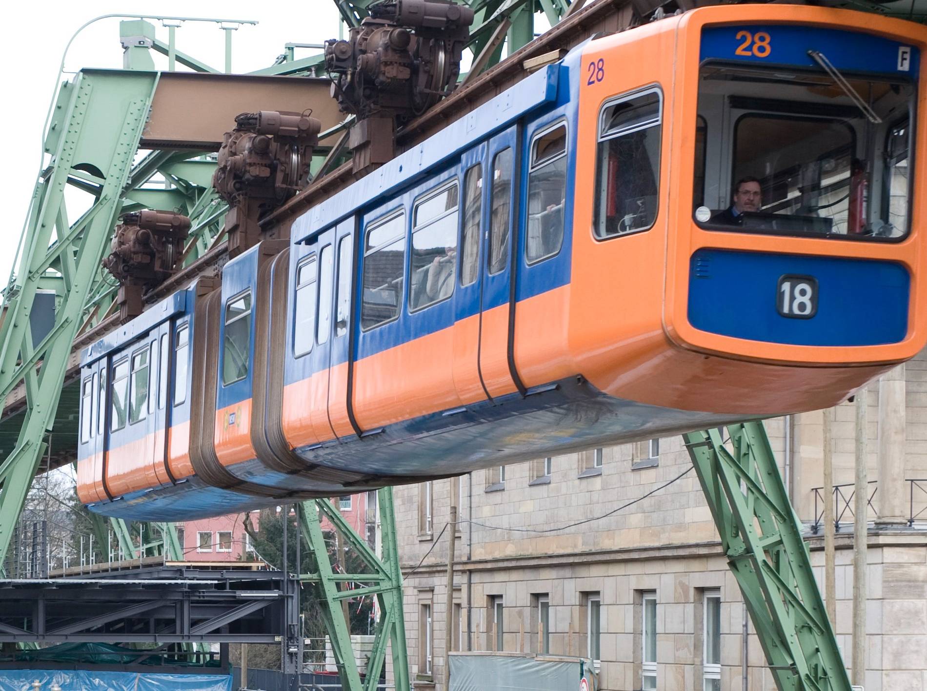 Die letzte Fahrt der orange-blauen Wuppertaler Schwebebahn im Video