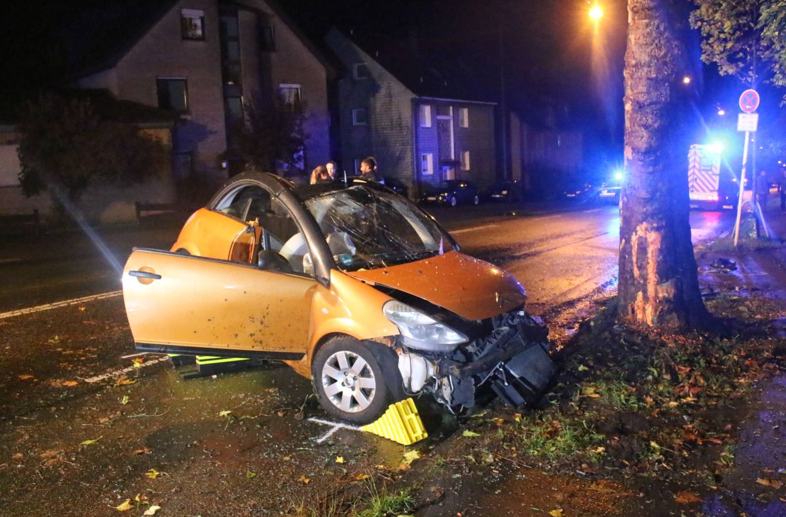 Schwerer Verkehrsunfall in Wuppertal: Auto kracht gegen Baum