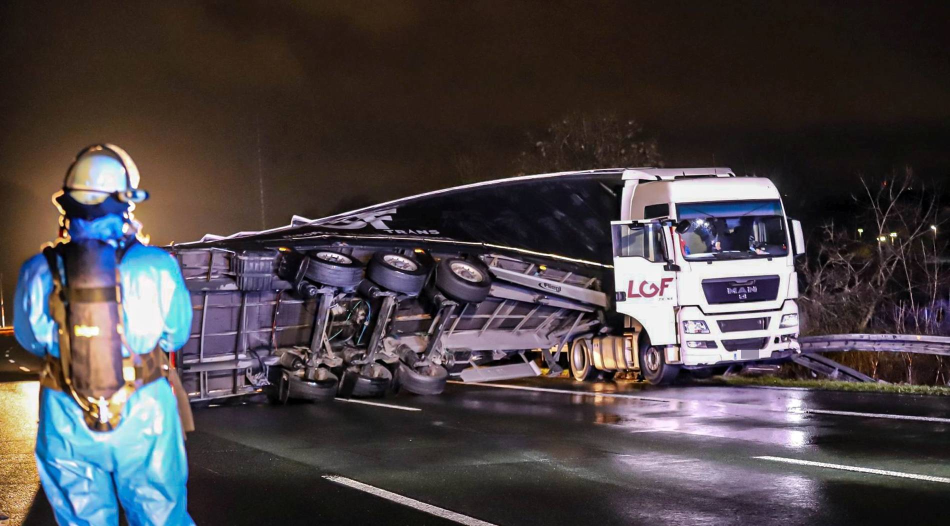 Vollsperrung: Lkw-Unfall auf der A1 in Wuppertal